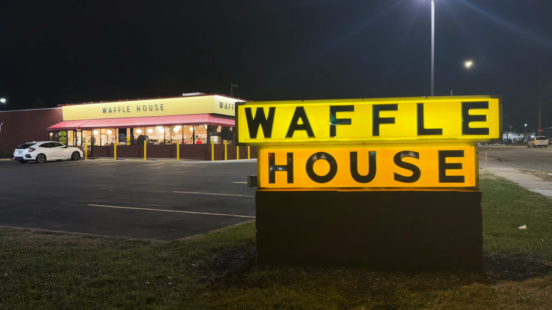 Waffle House Restaurant Exterior At Night Stock Footage SBV-353567961 ...
