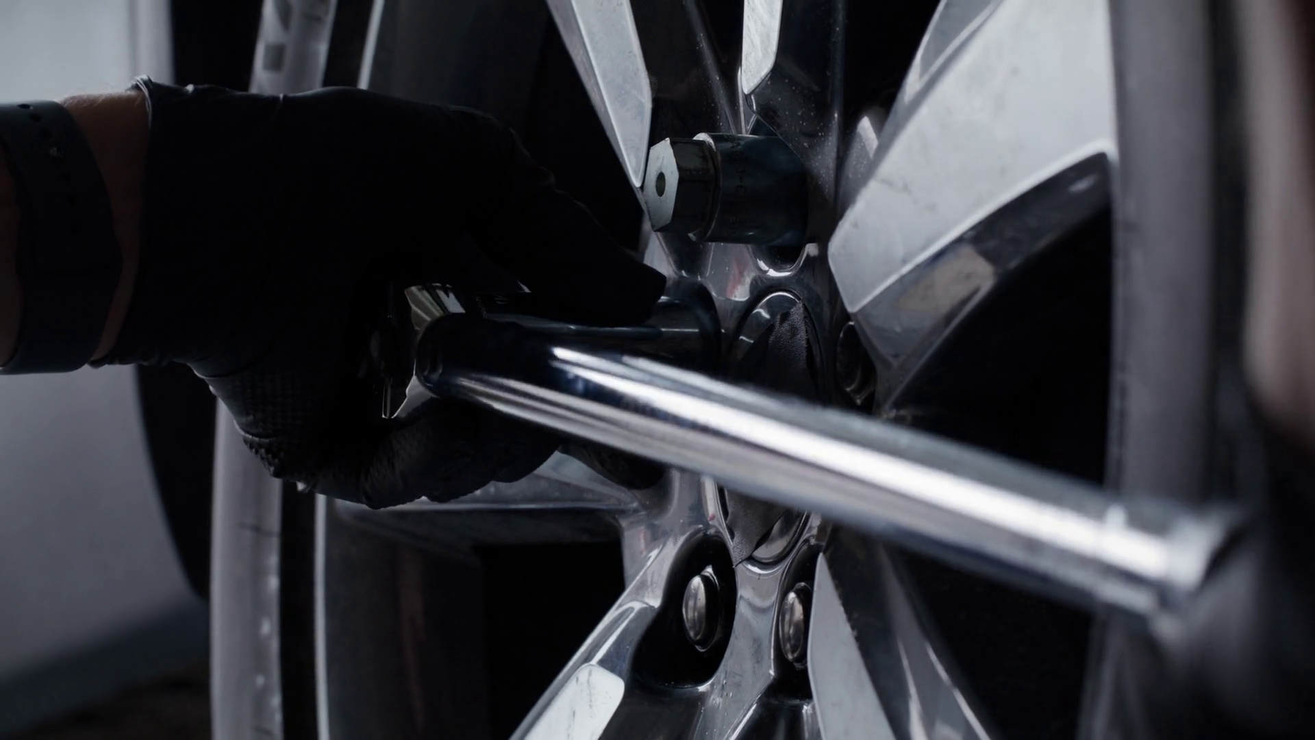 Man Tightens Wheel Lug Nuts With Torque Stock Footage SBV-352115186 ...