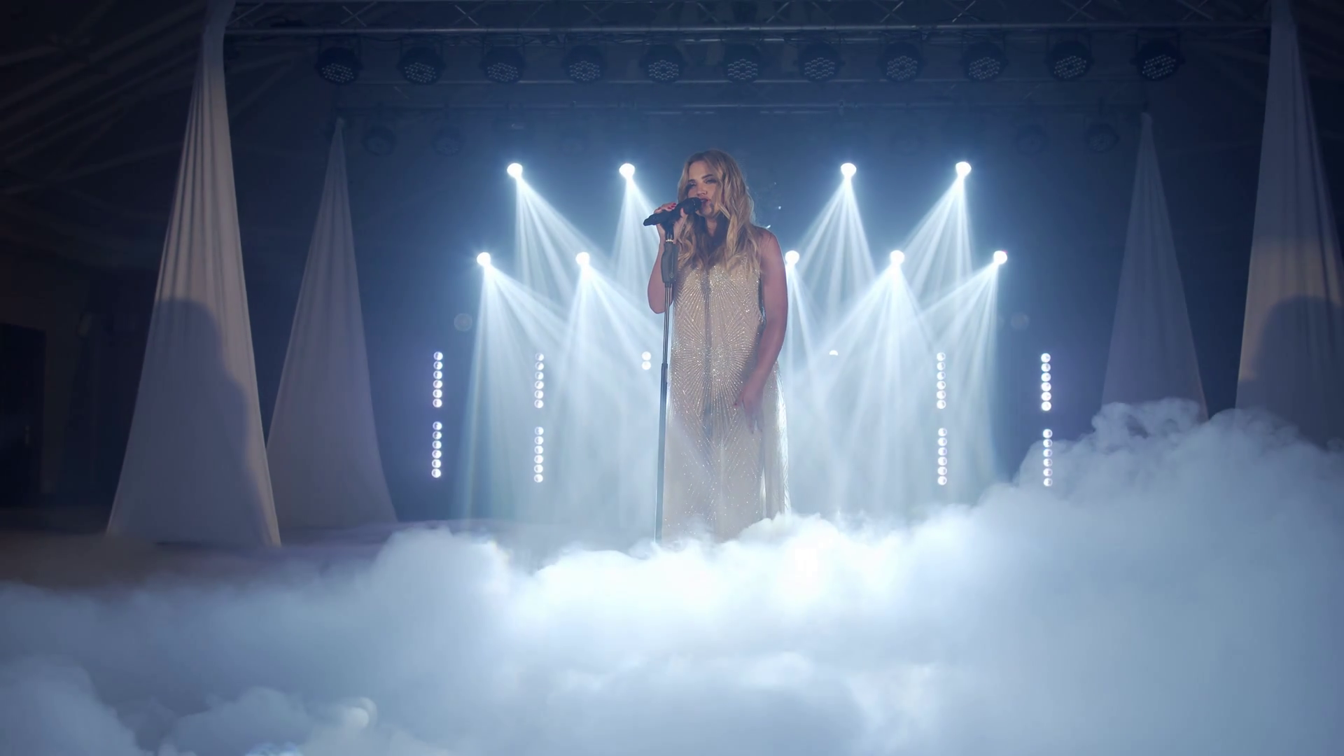 Live Vocal Performance Of Emotional Singer Stock Footage SBV-352346540 ...