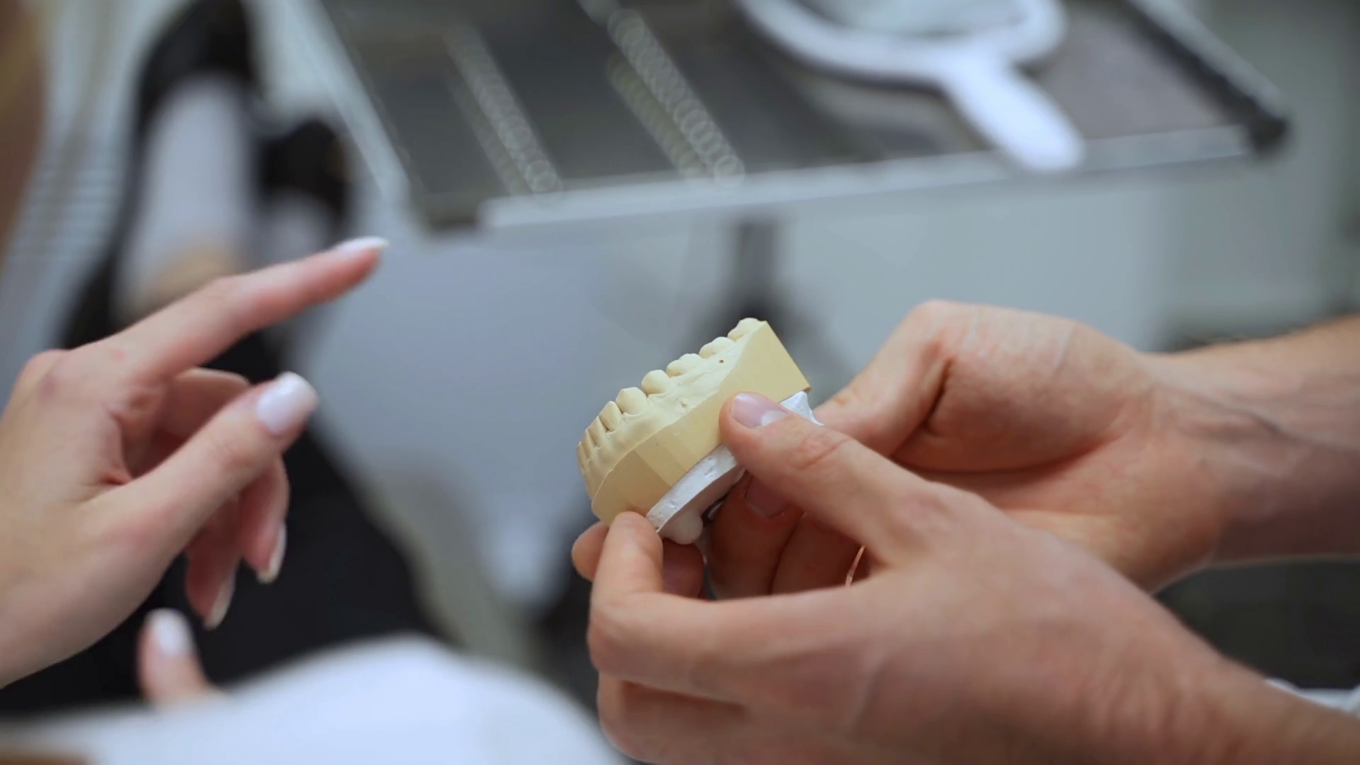 Orthodontist and patient at appointment. Dentist with cast teeth model ...