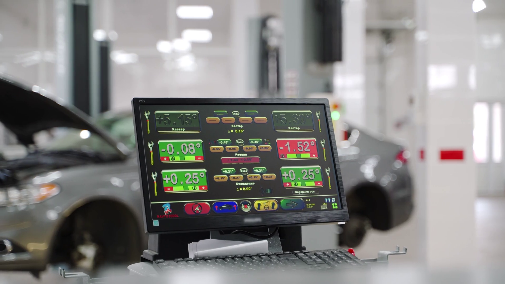 Auto Service Tech Monitors Wheel Alignment Stock Footage SBV-348761047 ...