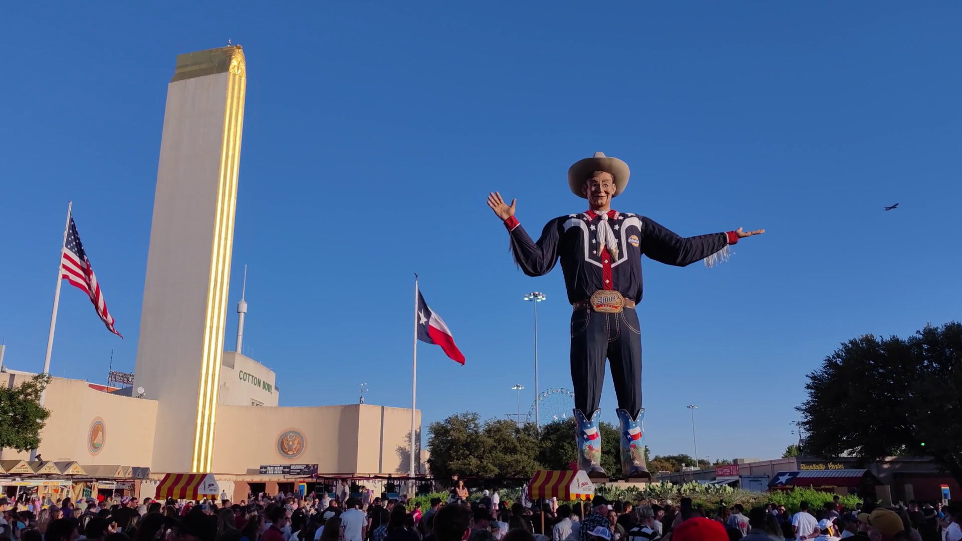 Dallas, Texas, USA - October 14 2022: Big Tex Howdy Folks and Blue Sky ...