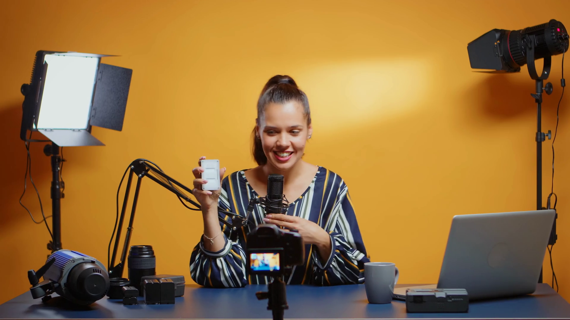 Influencer presenting a mini-led light for professional use in her ...