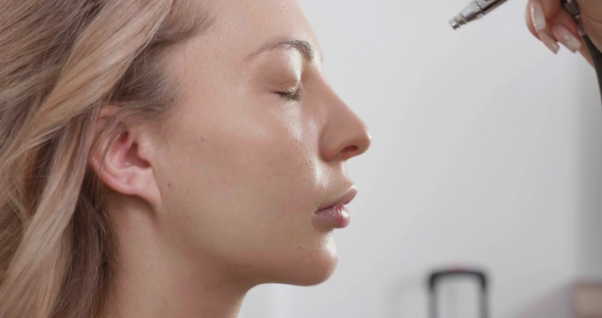 Using Airbrush Makeup Machine To Make Face Stock Footage SBV-332704067 ...