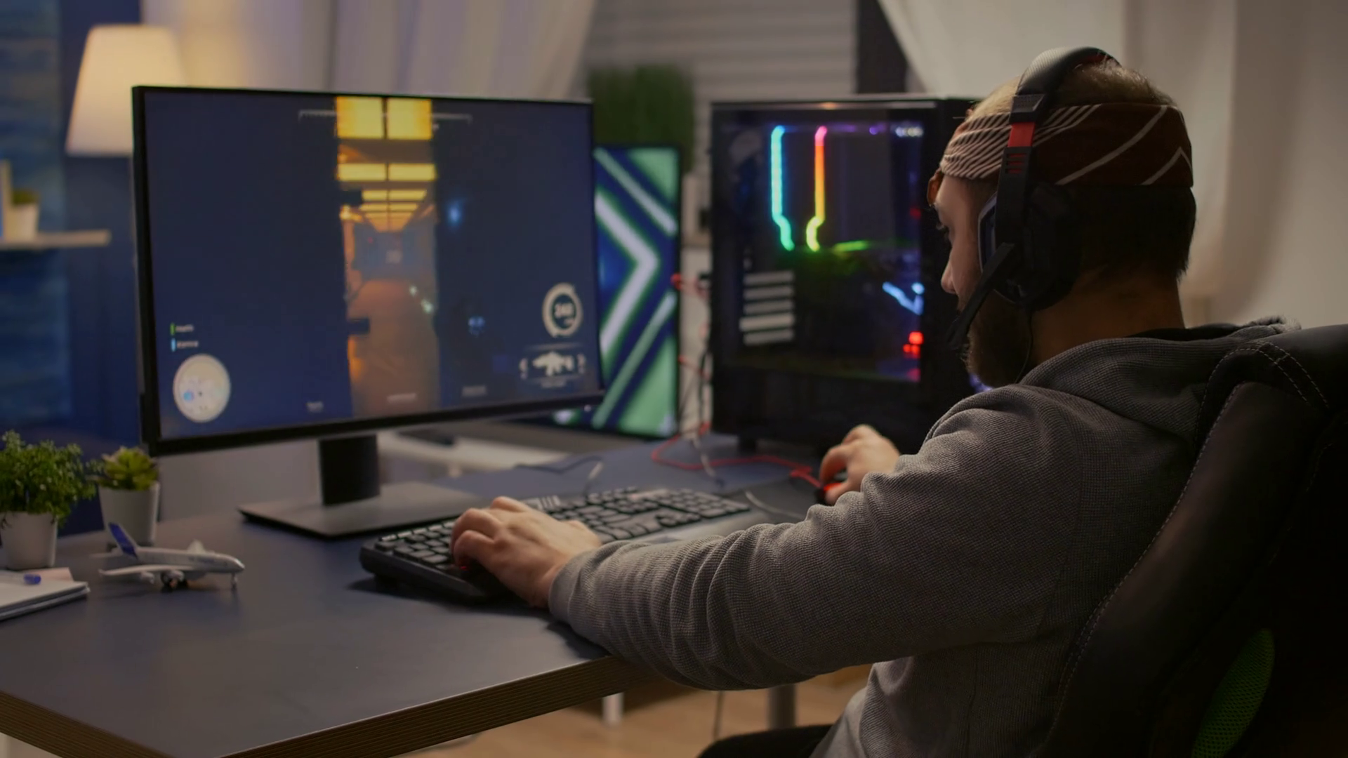 Videogamer winning first person shooter tournament using RGB keyboard ...