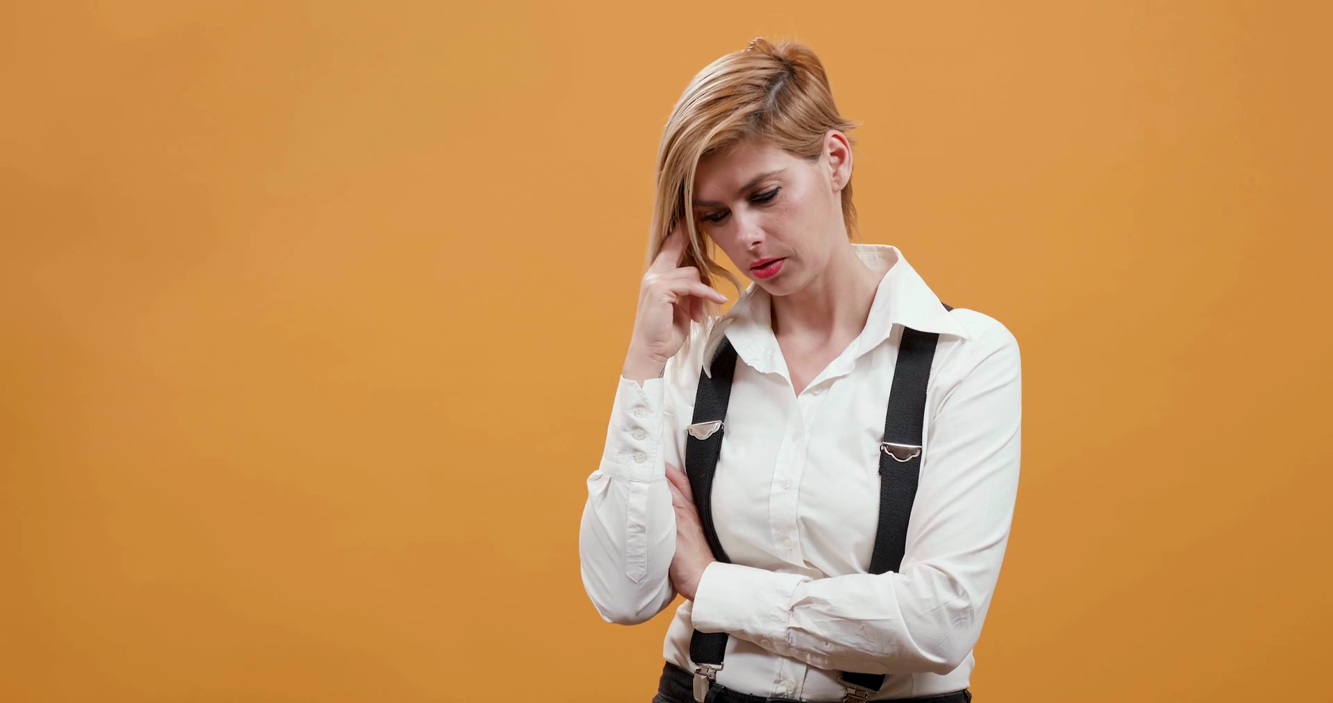 Young woman looks very confused then gets a good idea and is happy ...
