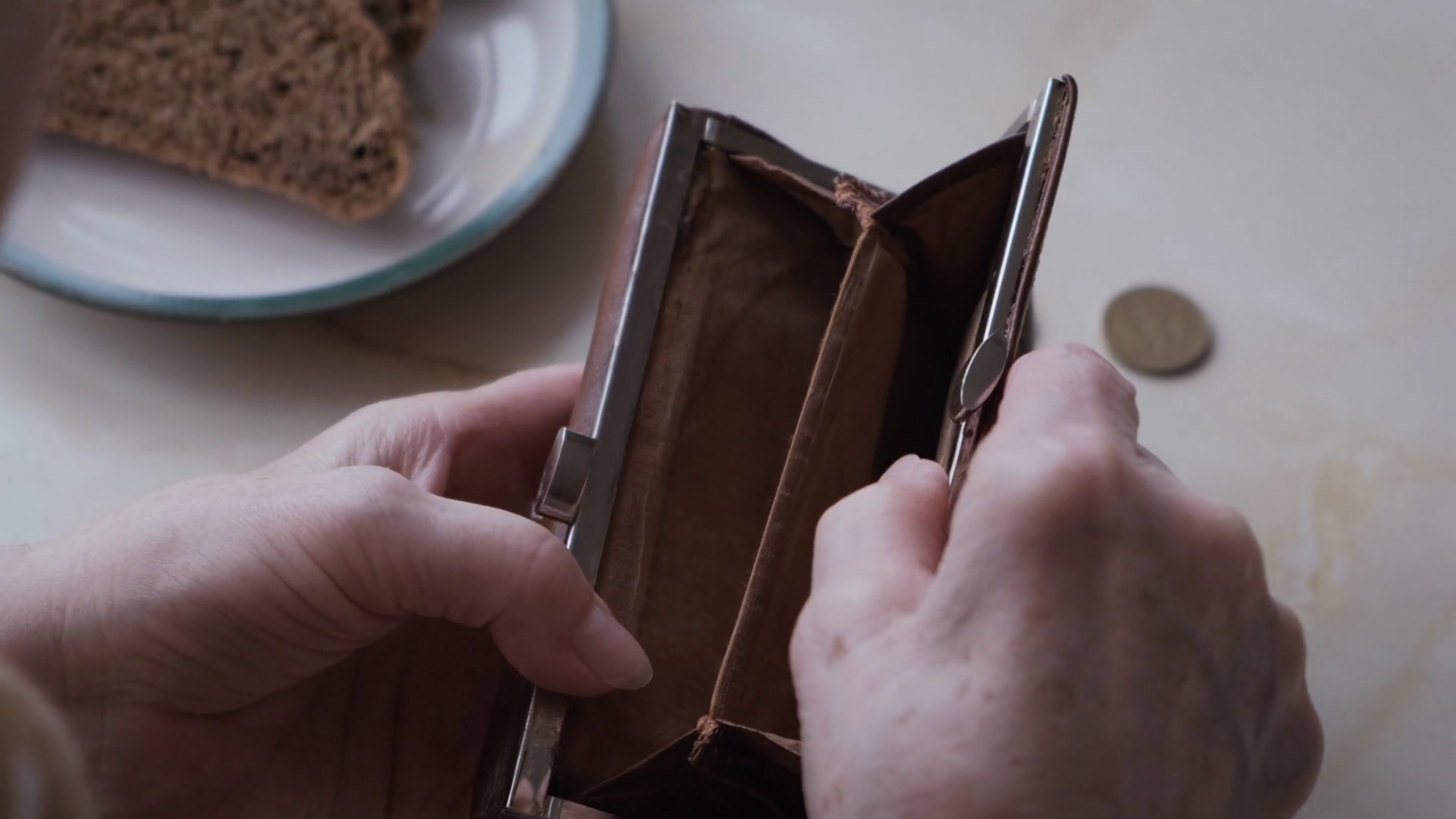 Hands of an elderly poor woman open an empty wallet, close-up Stock ...
