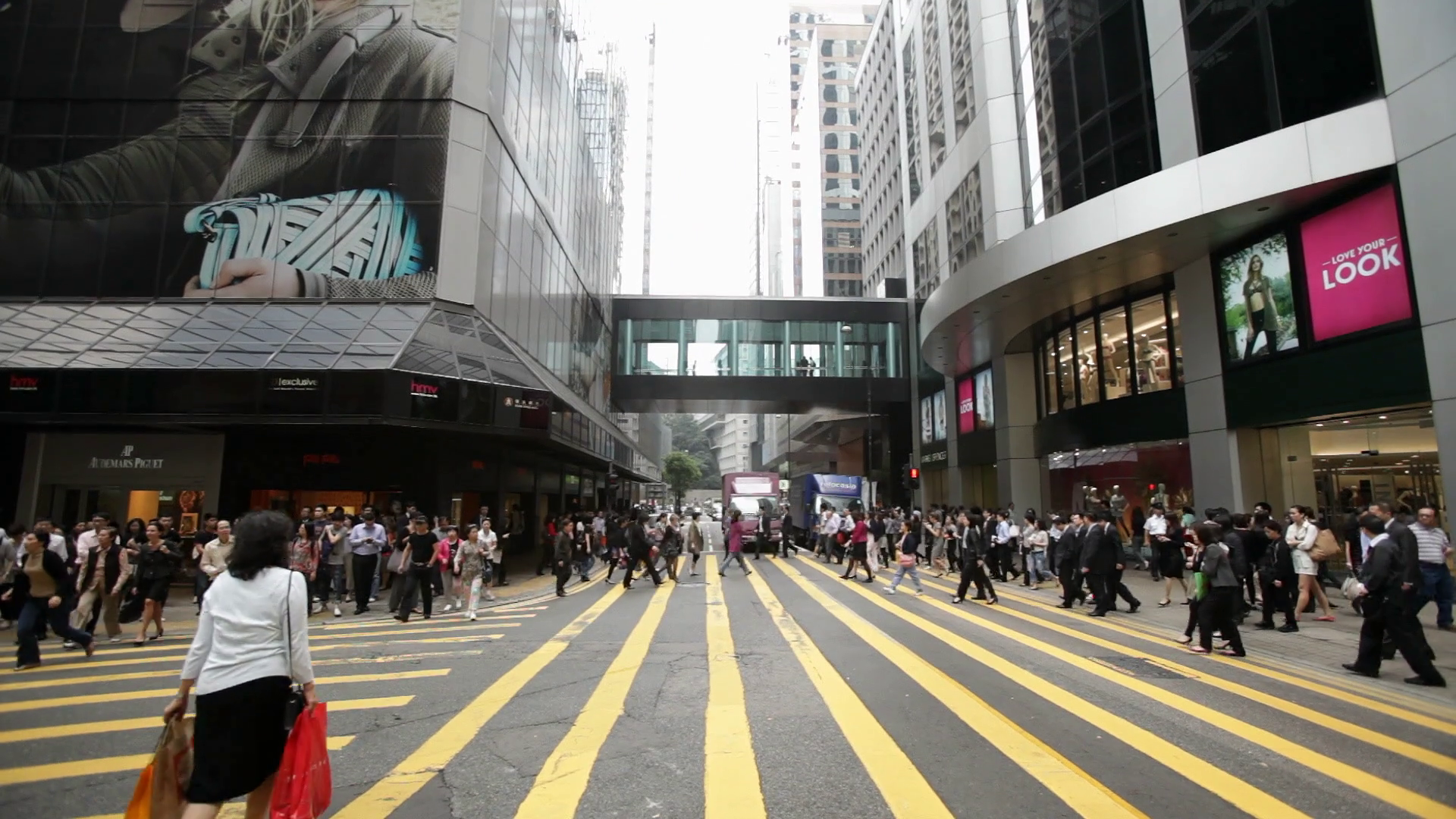 A Busy Pedestrian Intersection In Hong Kong Stock Footage SBV-324540425 ...
