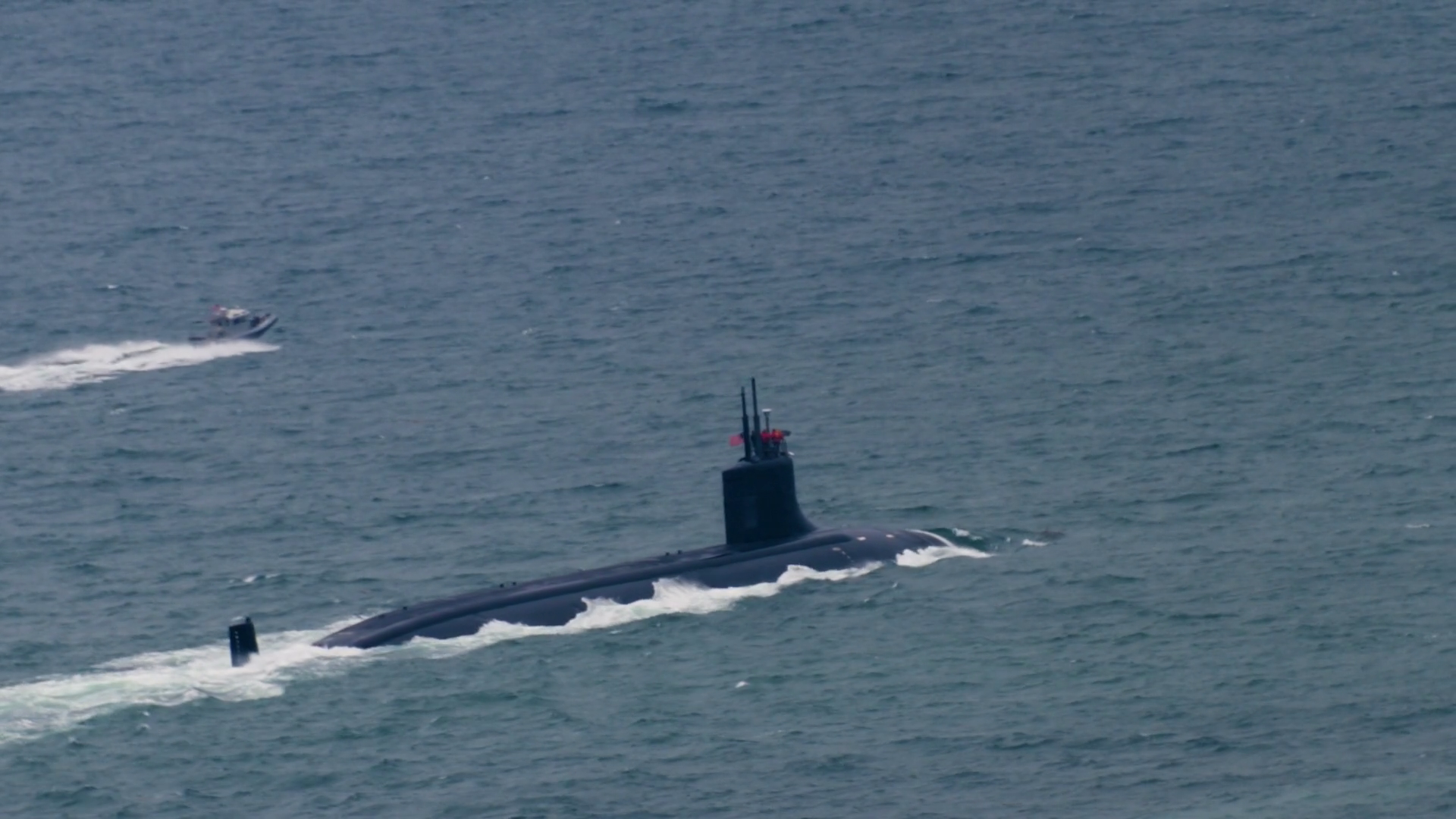 Telephoto Shot: A United States nuclear submarine sails out of San ...