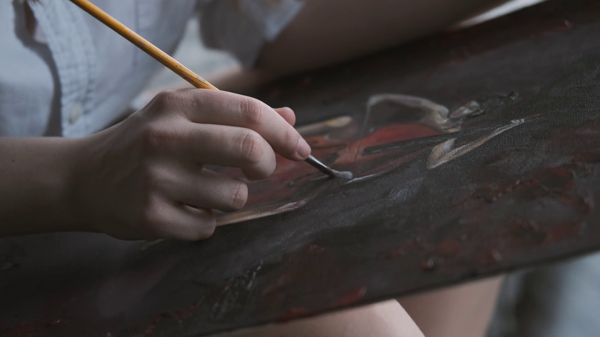 The girl artist paints a picture of paints. Female hands closeup Stock ...