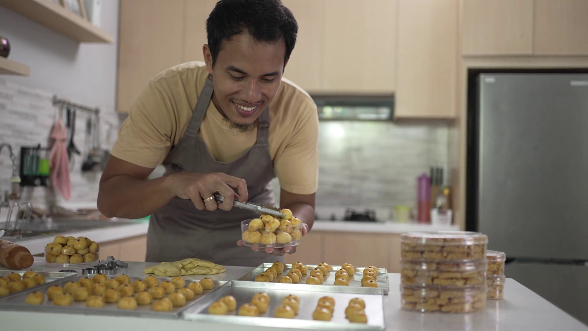 man put nastar cake on a plastic container box Stock Video Footage 00: ...