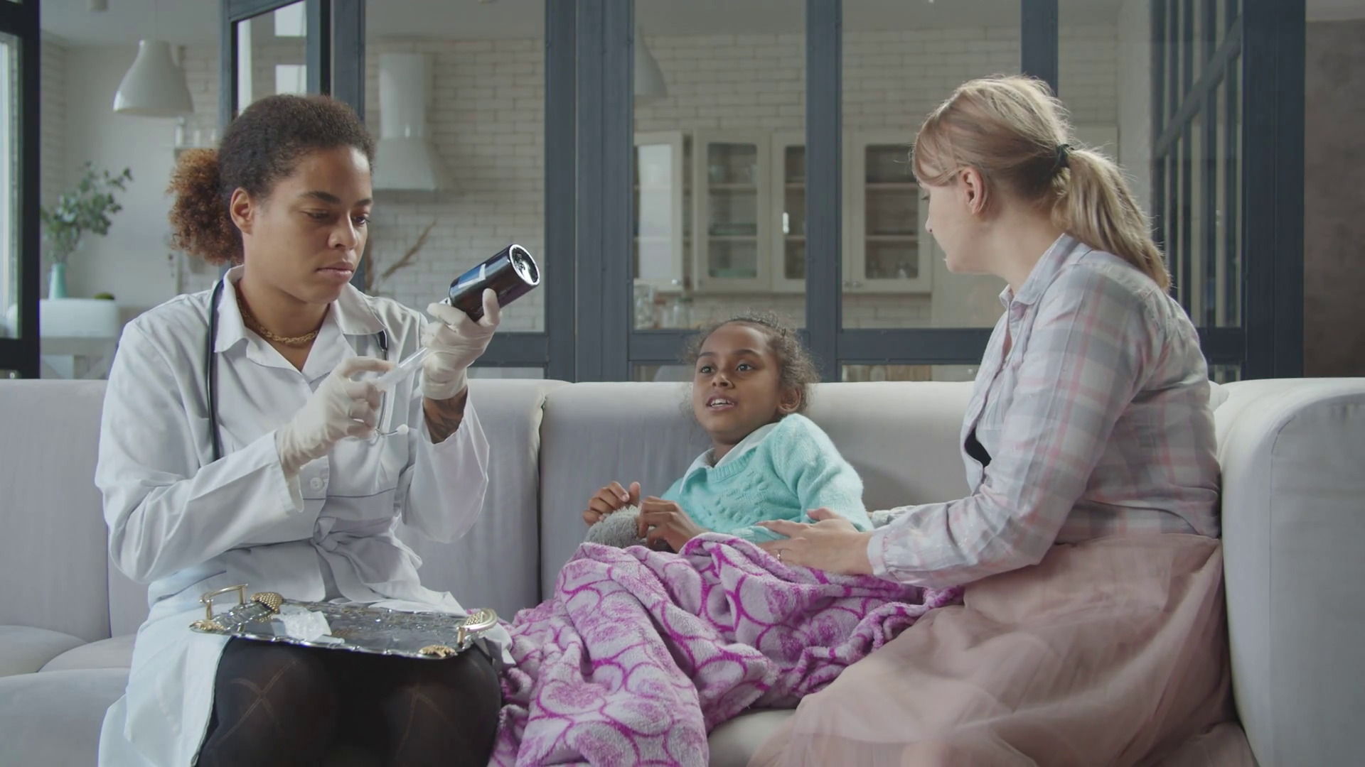 Friendly african female pediatrician holding syringe with injection ...