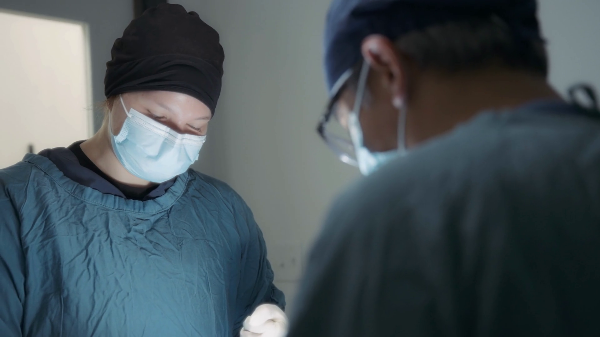Two Surgeons During Procedure In Operating Stock Footage SBV-347727470 ...