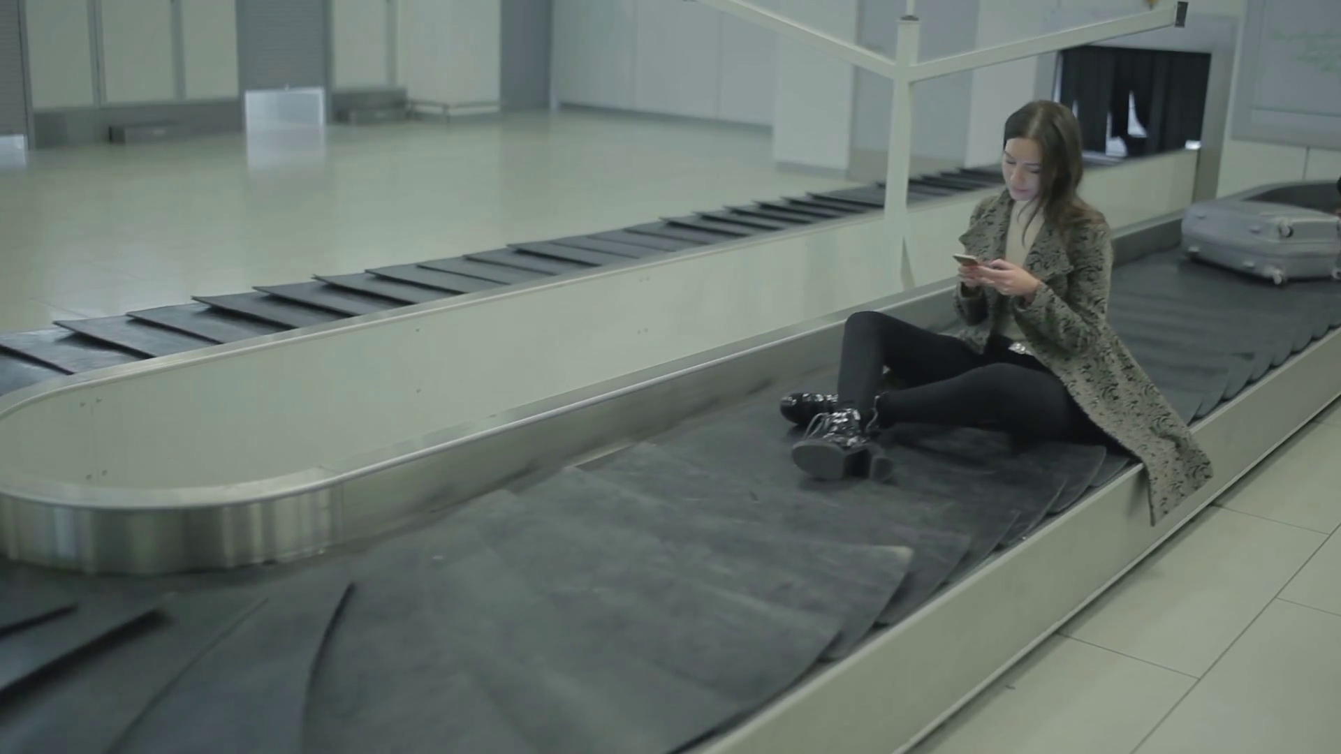 People Sitting At Conveyor Belt At Airport Stock Footage SBV-315691751 ...