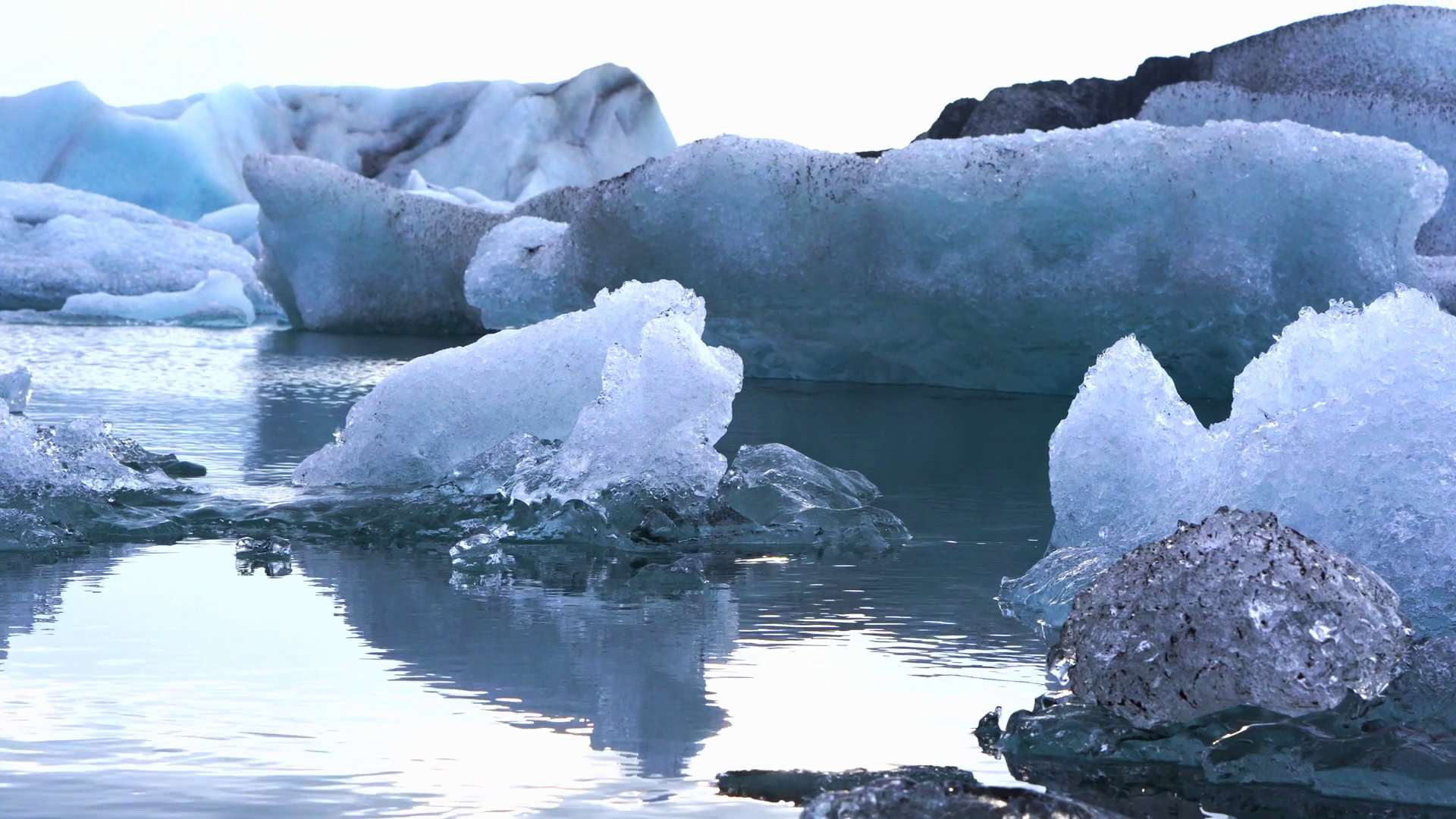 Glaciar 8 LagoonSmall and big pieces of iceberg floating in Jokulsarlon ...