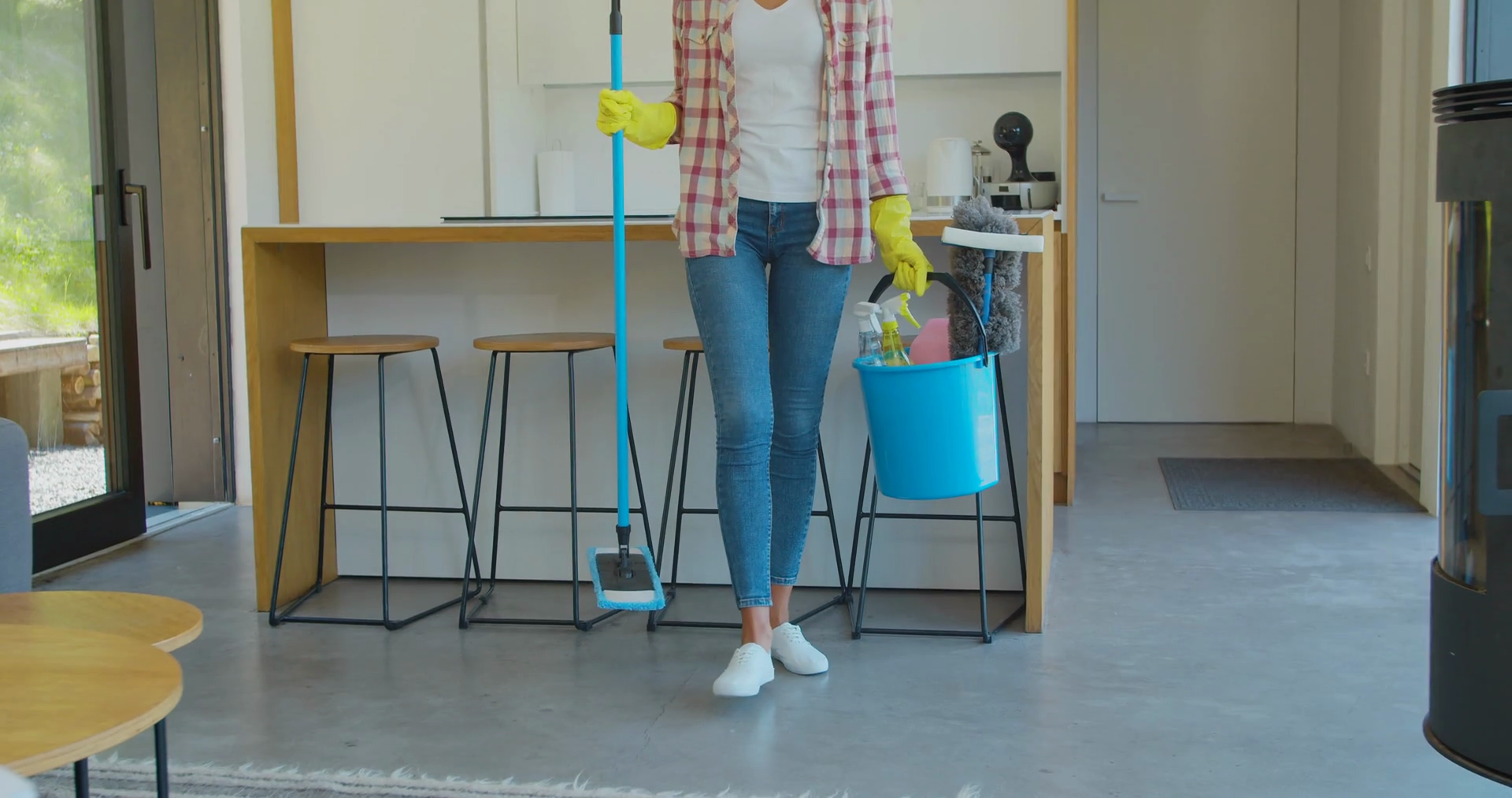 Happy cleaning service employee ready to start working, positive work ...