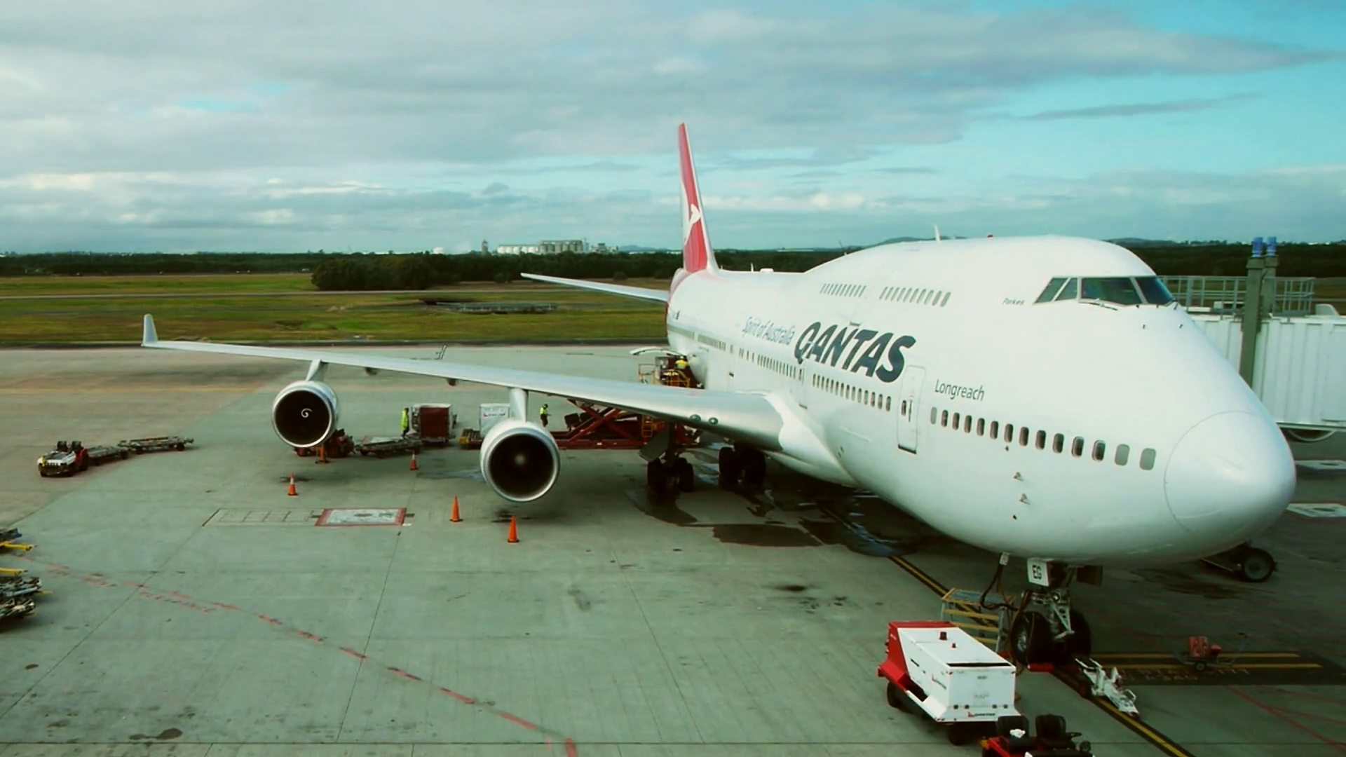A Qantas Boeing 747 Being Readied Departure Stock Footage SBV-353081261 ...