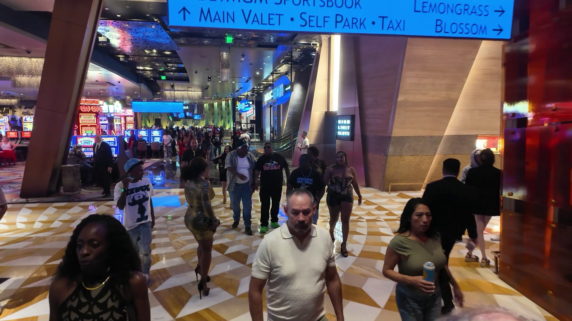 Ed: Lv Nv 8/25: People Walking Towards Vip Stock Footage SBV-352904859 ...
