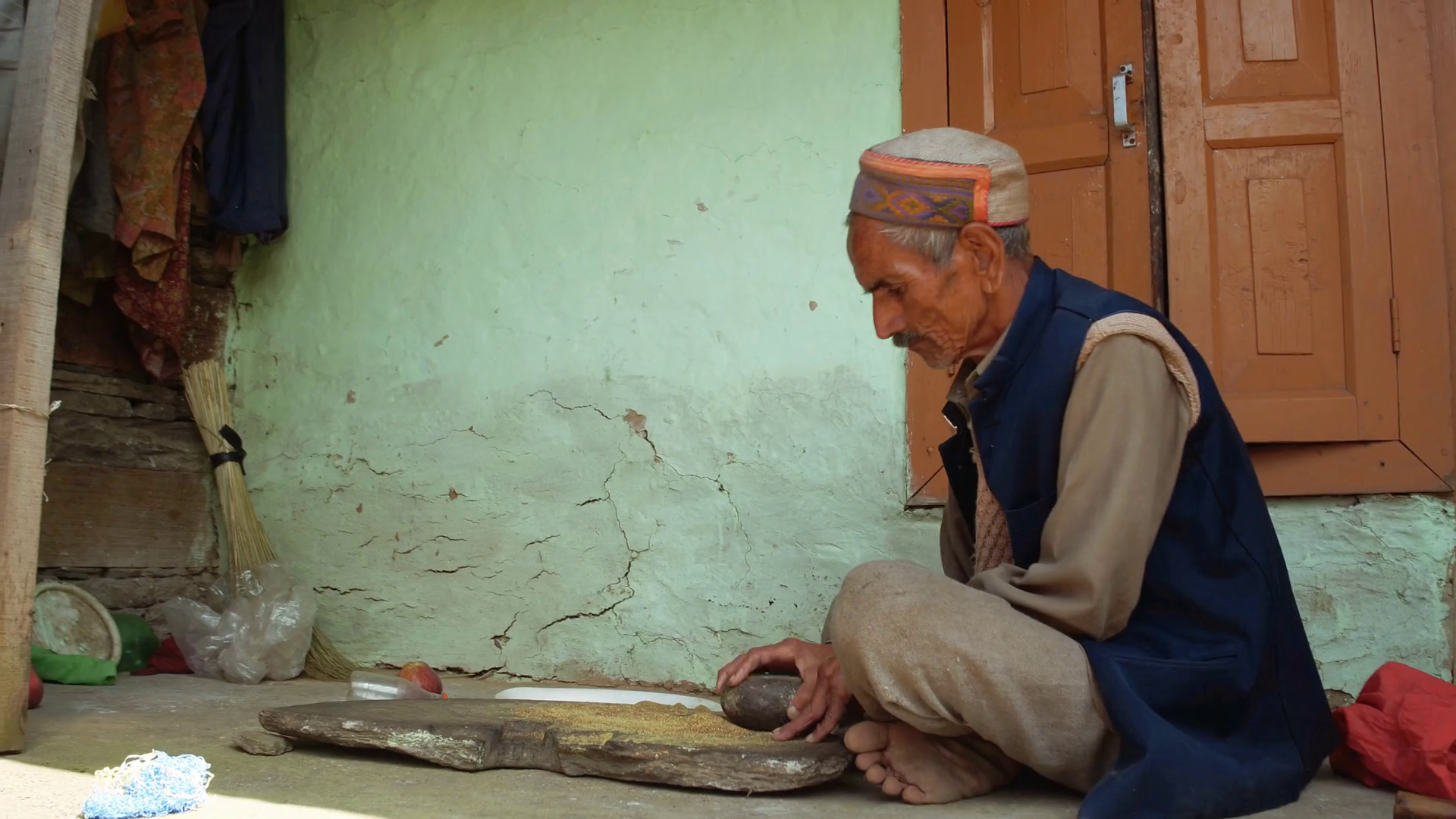 MANALI, INDIA - 28 SEPT 2016: An unidentified old Indian man sits and ...