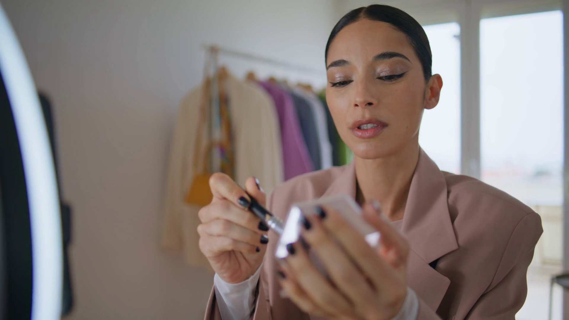 Visage Influencer Applying Powder Recording Stock Footage SBV-347620312 ...