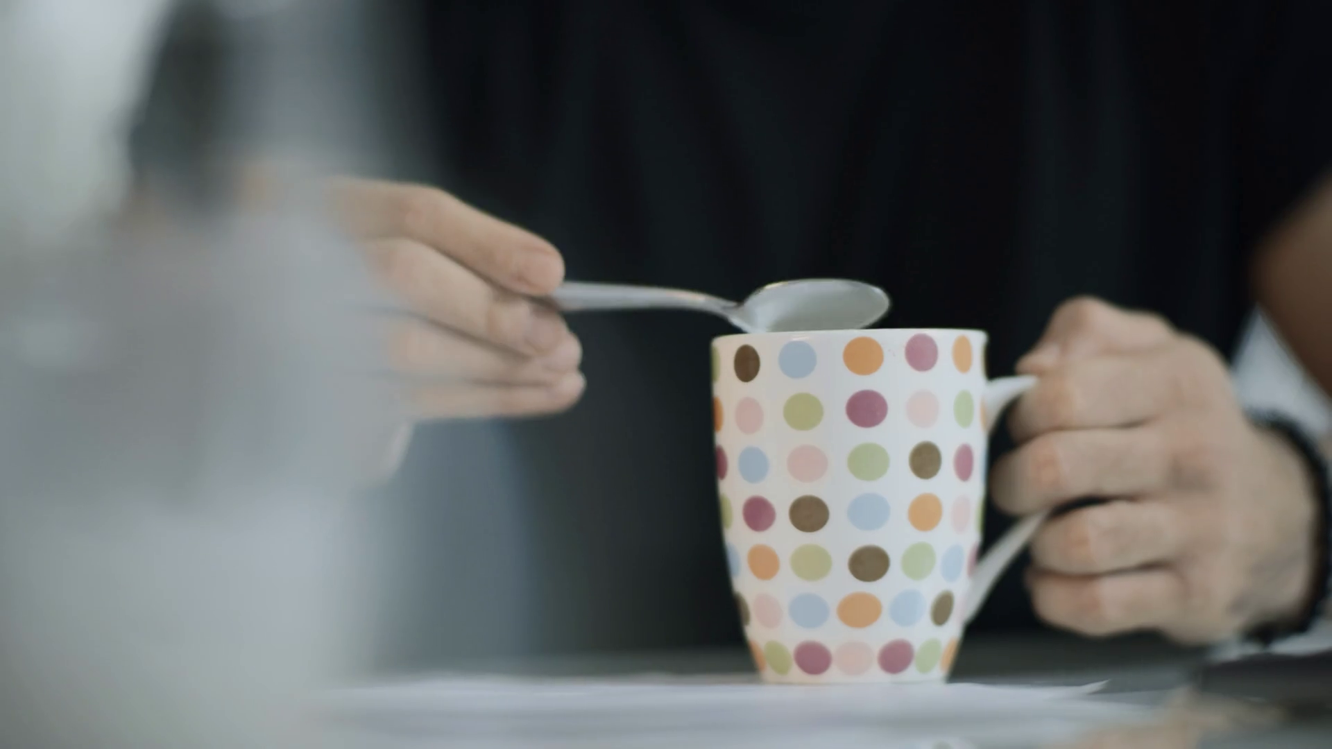 Man hand holding coffee cup. Close up of male hand preparing to drink ...