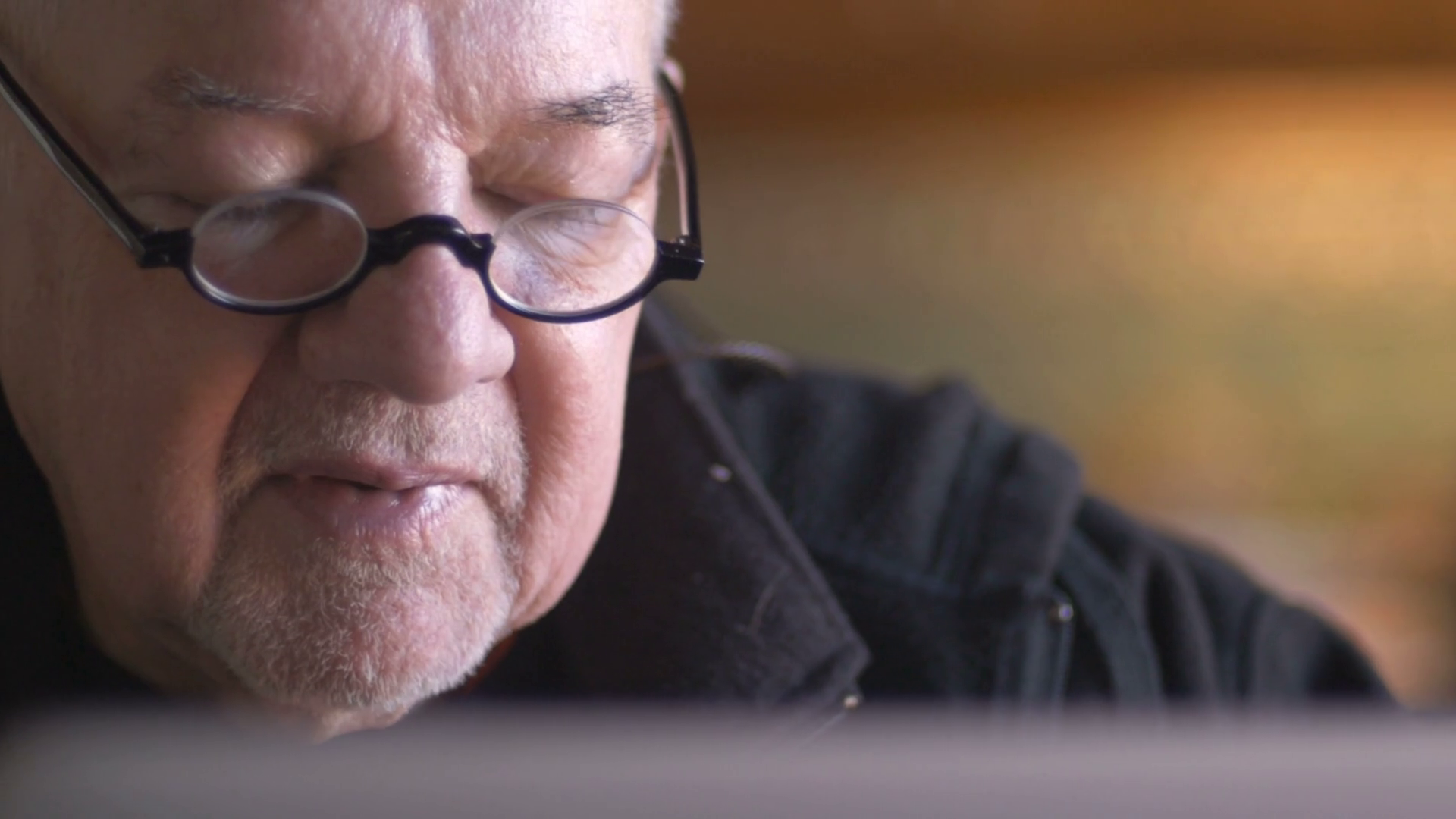 An elderly senior man looking at his laptop computer - dolly Stock ...