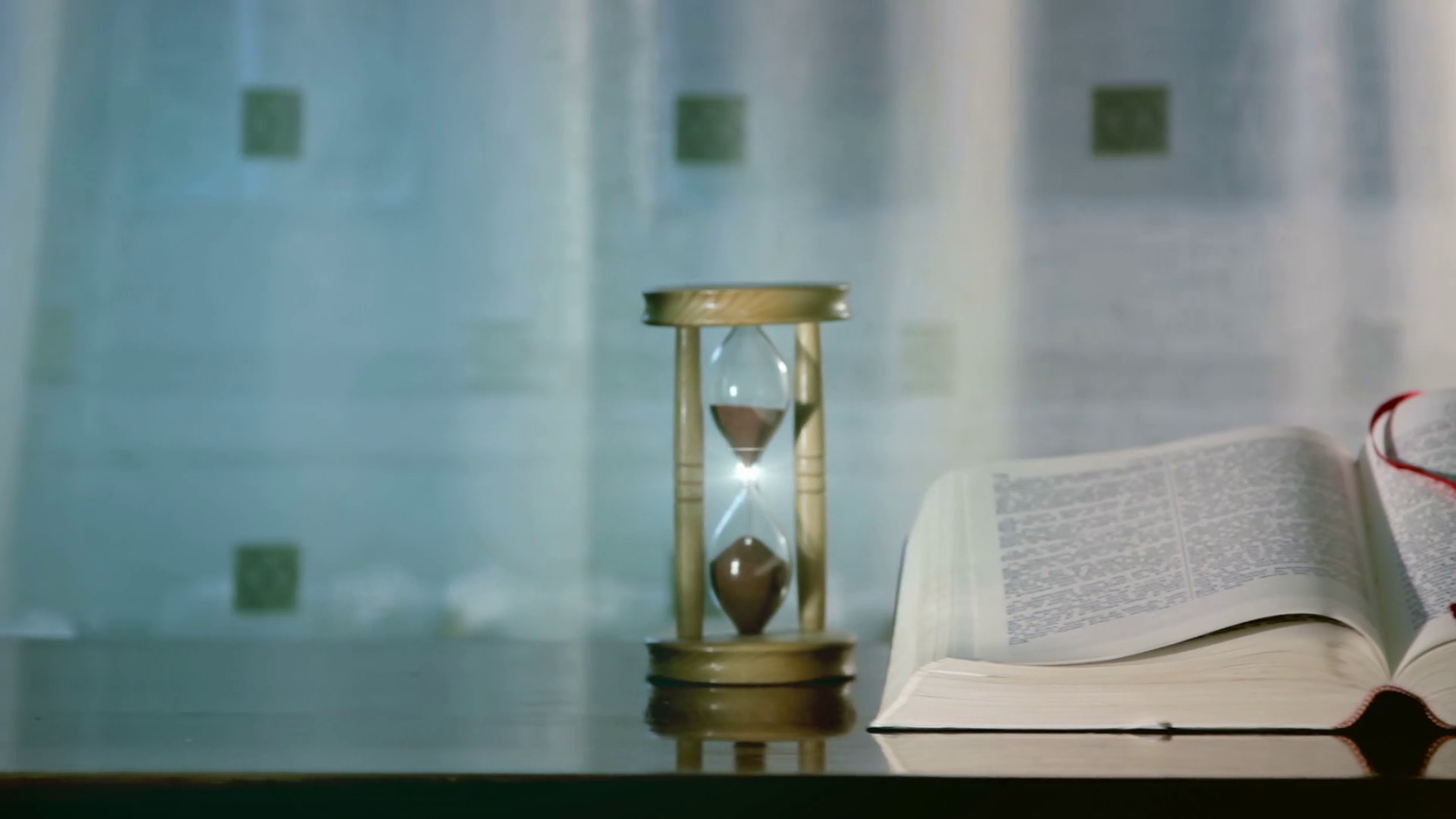 What Does The Hourglass Symbolize In The Bible? – RPZGIY