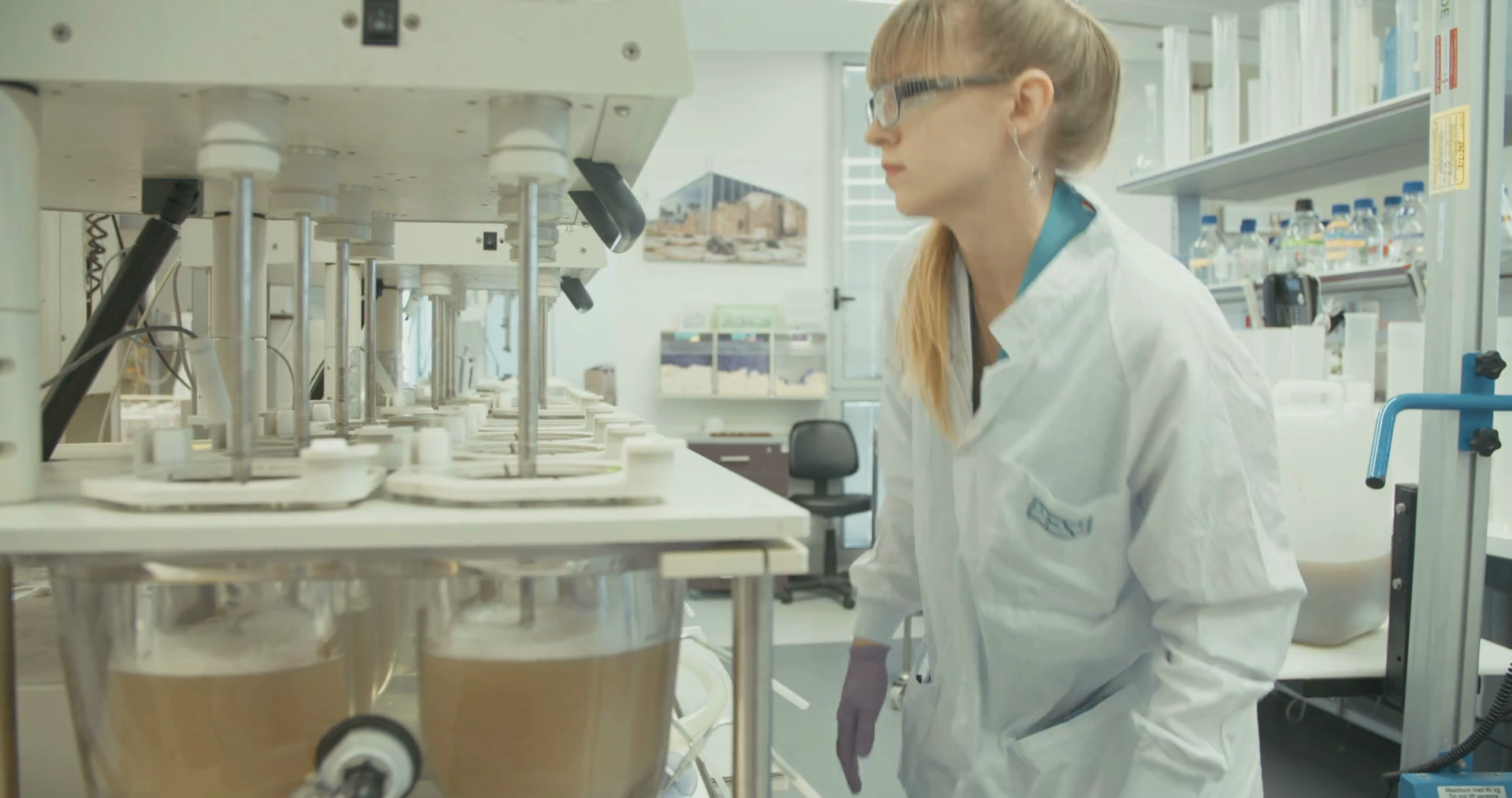 Scientist conducting experiments in a pharmaceutical laboratory Stock ...
