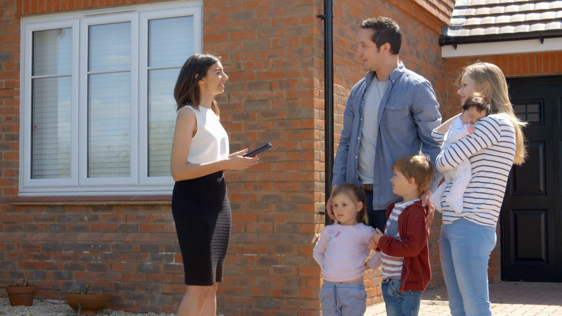 Realtor Showing House Sale With Family Stock Footage SBV-311115495 ...