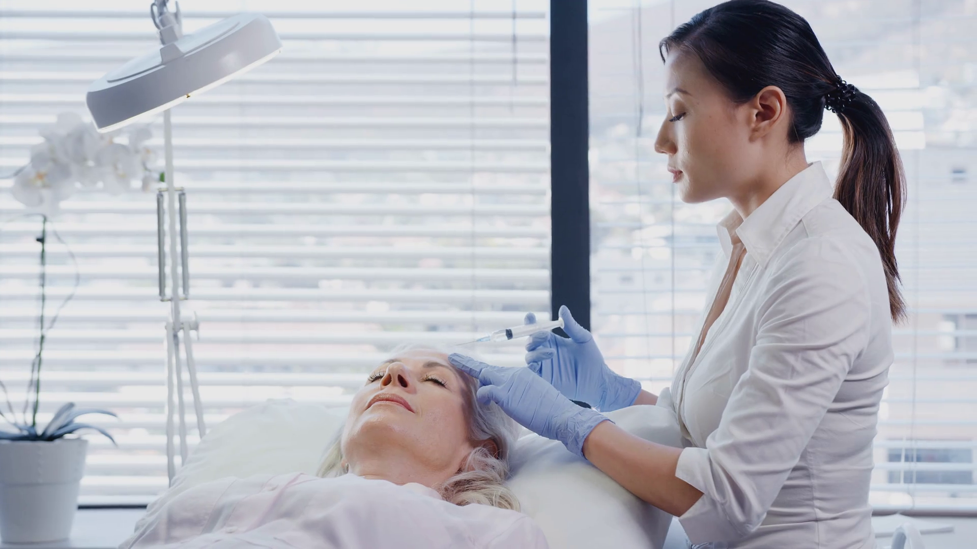 Skincare Professional Administering Botox Stock Footage SBV-335967833 ...