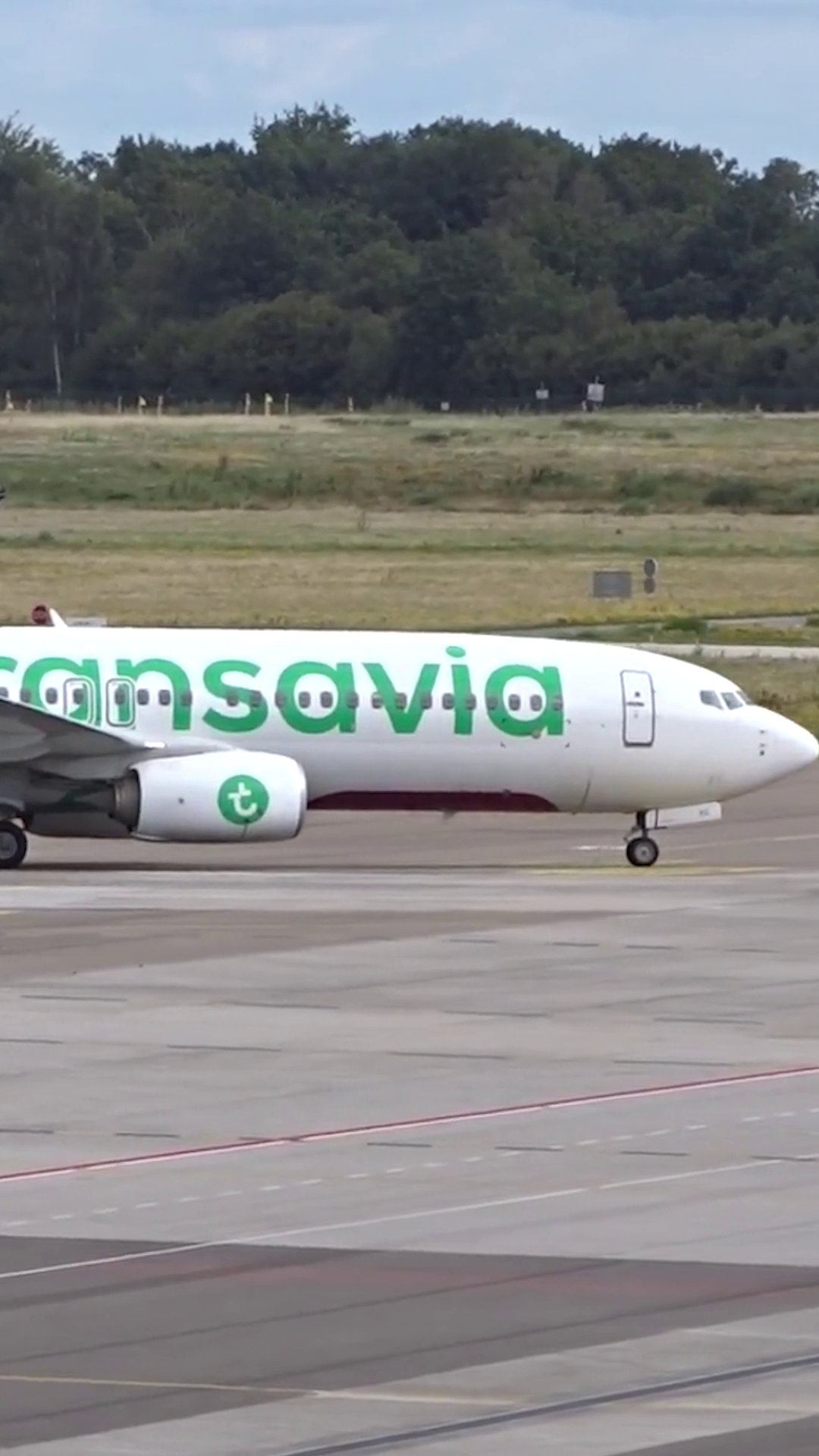 Transavia Boeing 737 800 Arriving Terminal Stock Footage SBV-353237568 ...