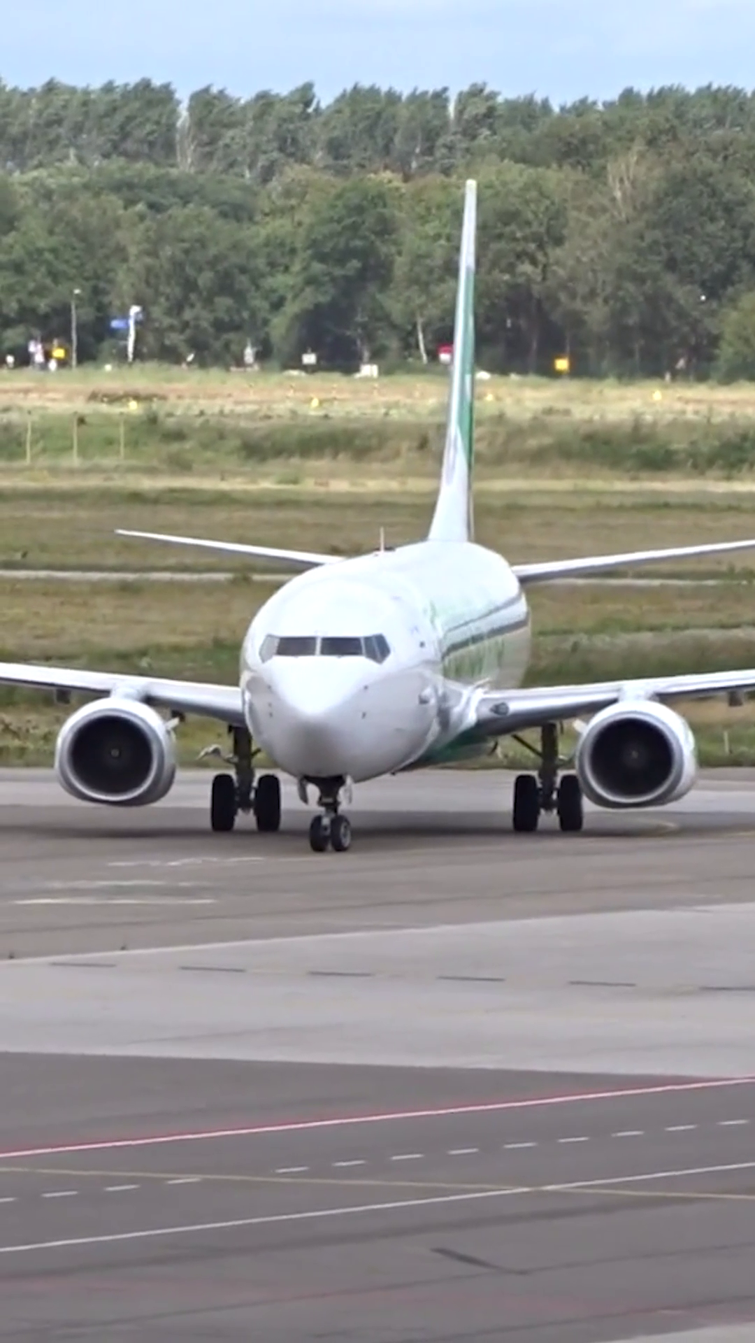 Transavia Boeing 737 800 Arriving Terminal Stock Footage SBV-353237705 ...
