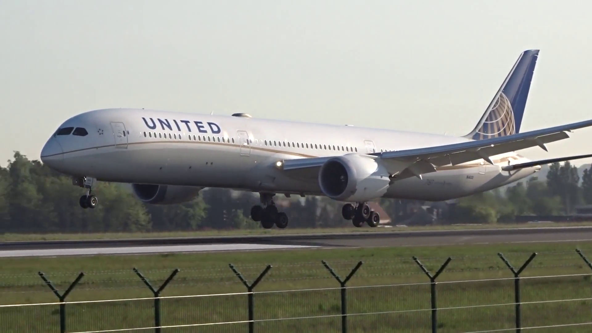 United Airlines Boeing 787 Dreamliner (900 Stock Footage SBV-352758649 ...