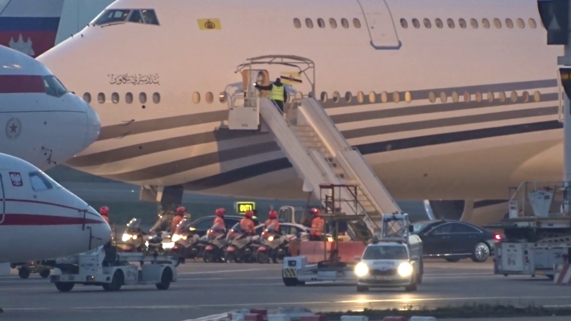 Big Boeing 747 Vip Private Jet Door Closing Stock Footage SBV-352761305 ...