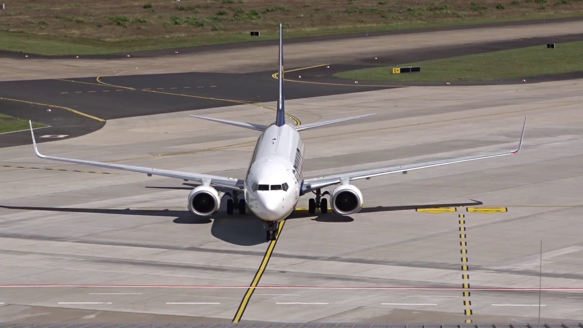 Ryanair Boeing 737 Arriving Gate Cologne Stock Footage SBV-352773193 ...