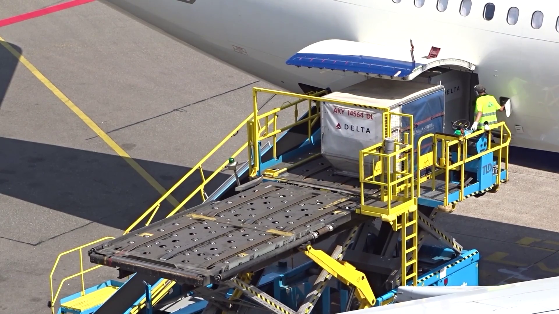 Process Ground Handling Staff Loading Cargo Stock Footage SBV-352773857 ...