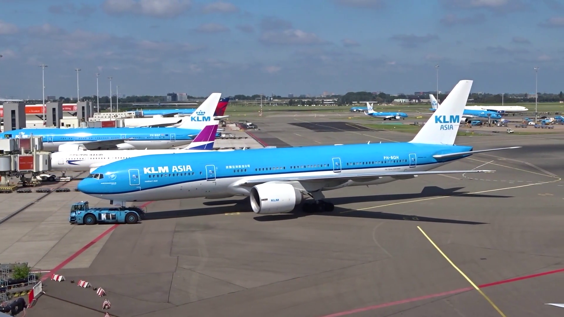 Klm Boeing 777 Pushing Gate Amsterdam Stock Footage SBV-352773944 ...