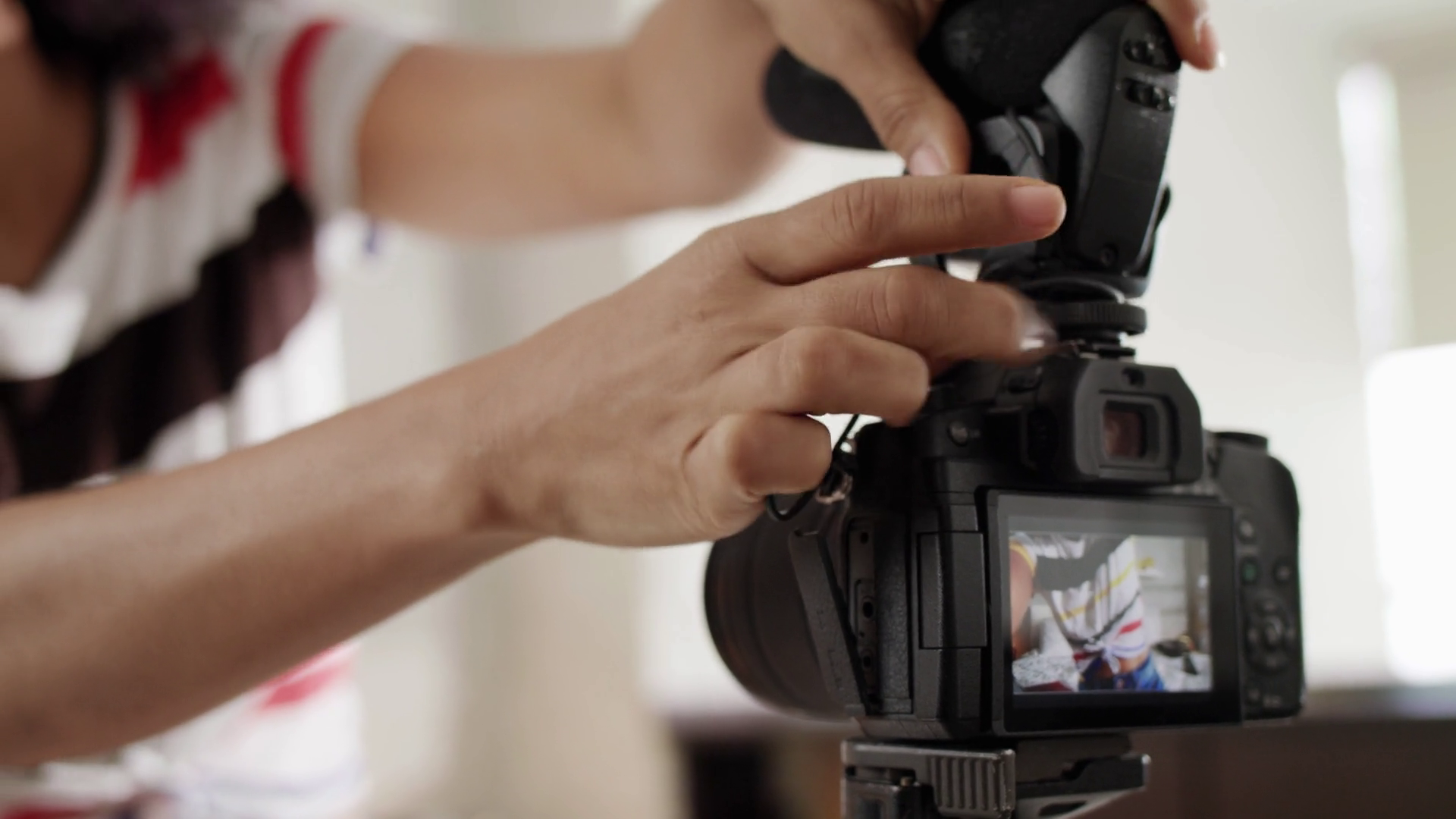 Dslr Camera For Woman Recording Vlog and Tutorial Stock Video Footage ...