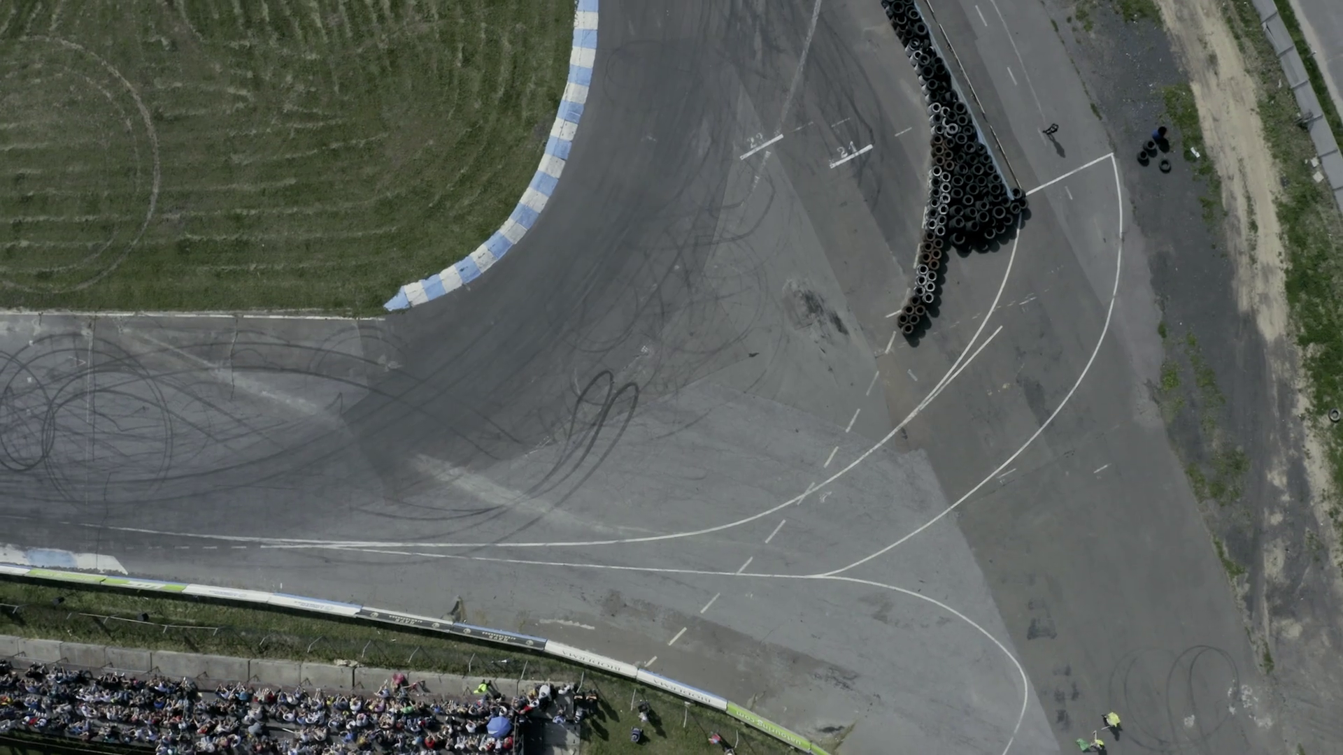 18. 05. 2019 - Kyiv, Ukraine. Aerial view of the cars racing on the ...