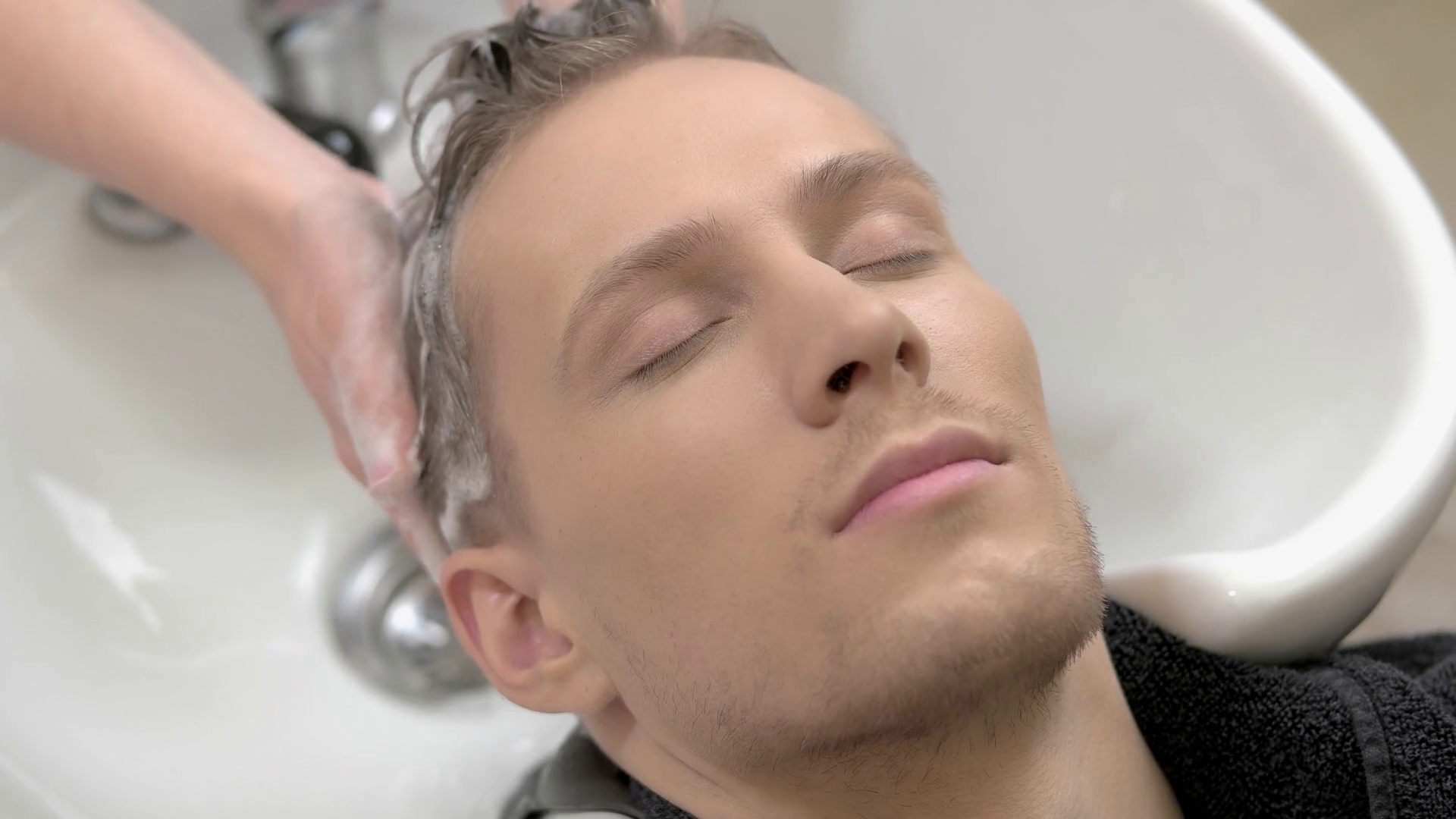 Gentleman Receiving Hair Wash Shampoo Stock Footage SBV-316451028 ...