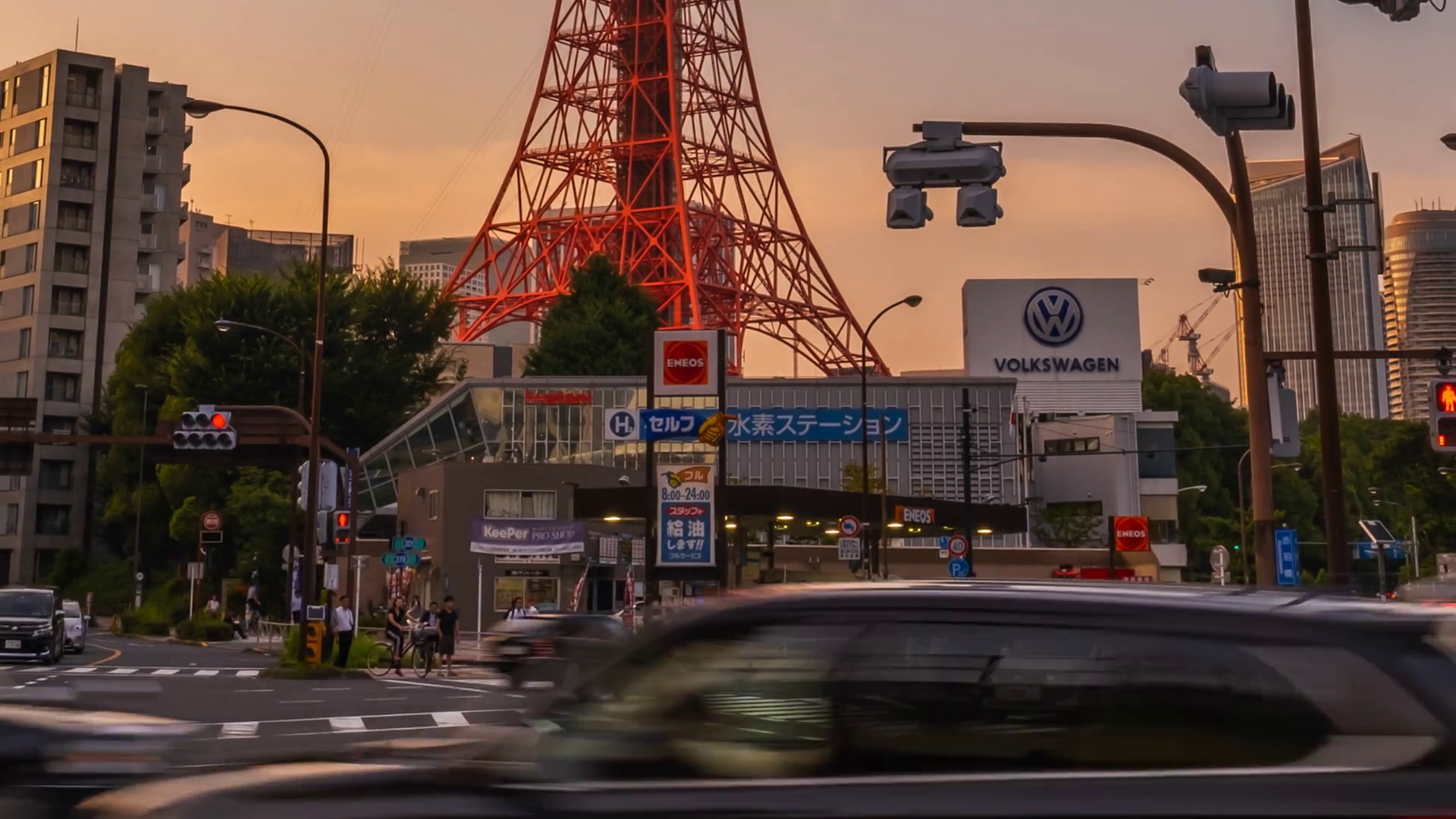 Zoom out time lapse of vehicles moving on Tokyo street at dusk, Japan ...